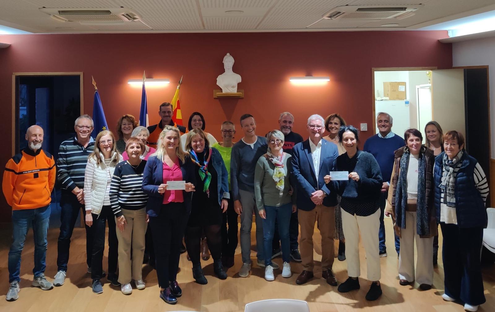 Remise officielle des chèque de dons Octobre rose - Néoules